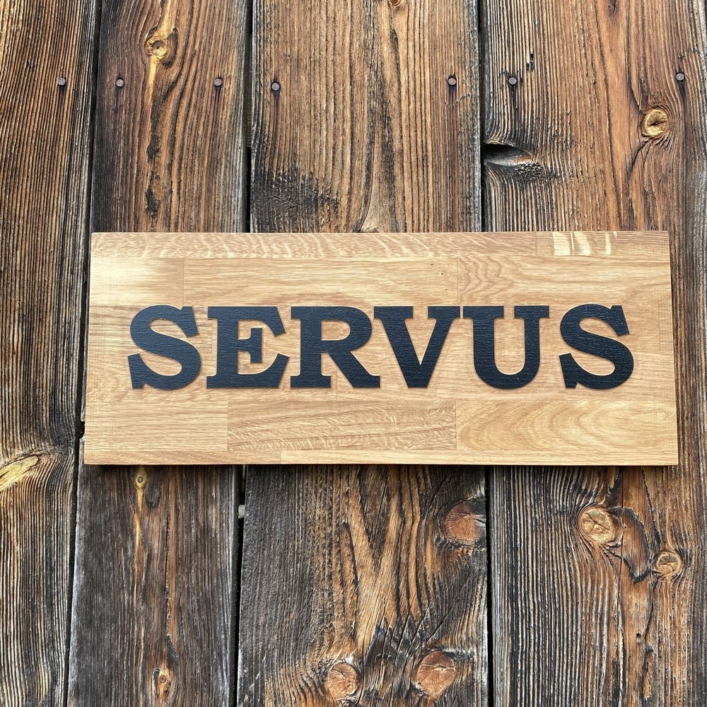 Servus aus Eiche als Wanddeko | Tolina Holzmanufaktur